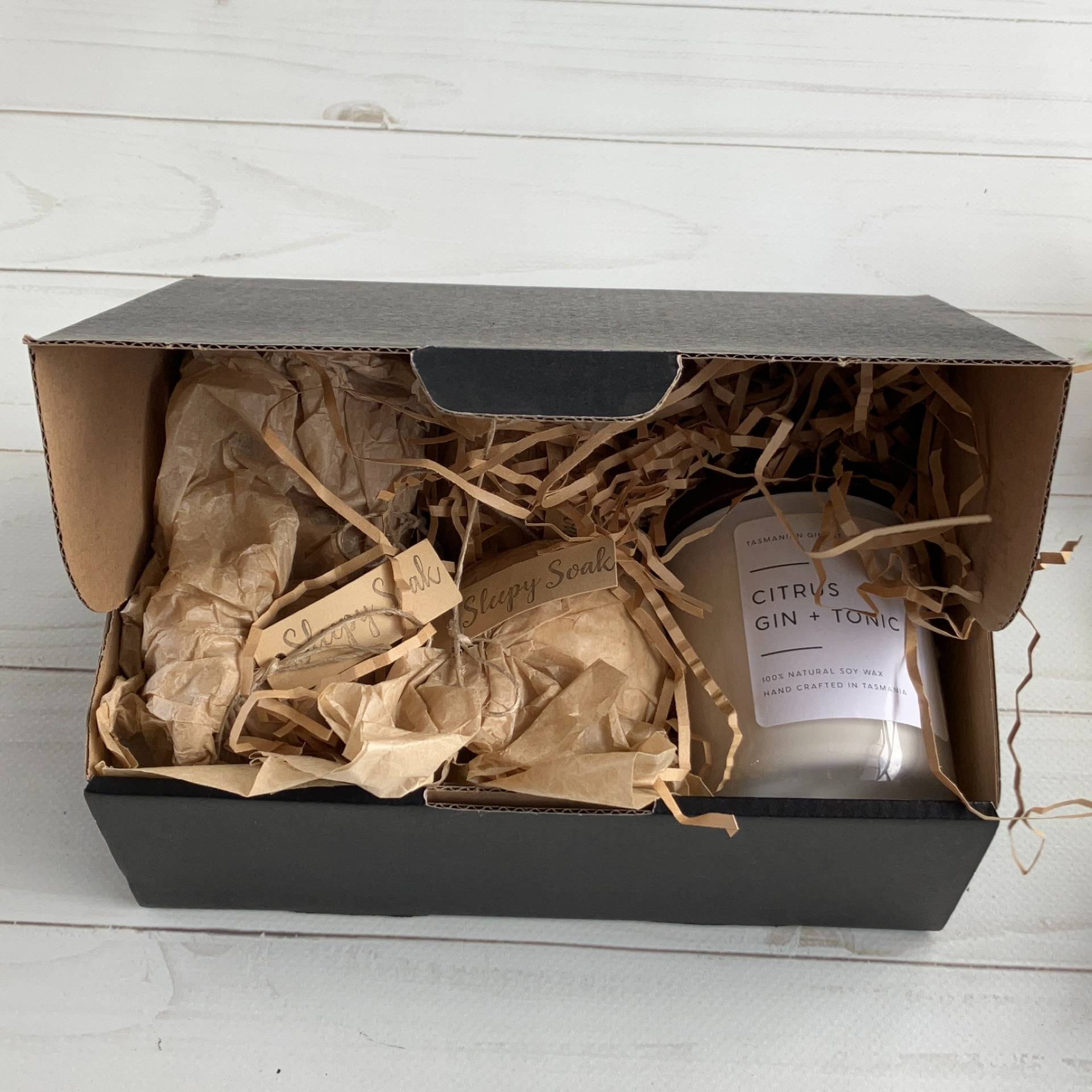 Gin Enthusiast's Oasis: Luxe Gift Box with 4 Bath Bombs and Tasmanian ...